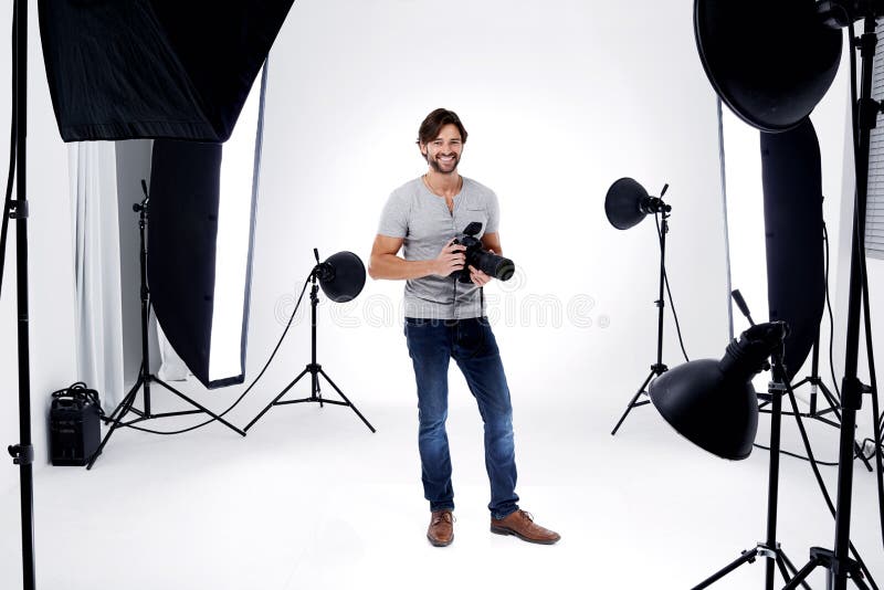 Lire L'objectif. Photographe Professionnel Dans Son Studio. Image stock ...