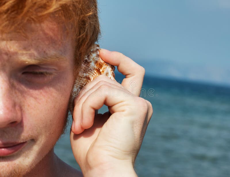 Listen to seashell stock image. Image of paradise, hand - 34173717