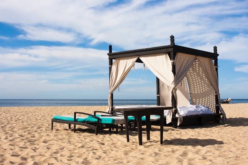 Lit de luxe de plage photo stock. Image du plage, été - 31948784