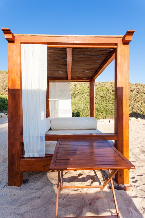 Lit de plage photo stock. Image du plage, paradis, soleil - 33973904