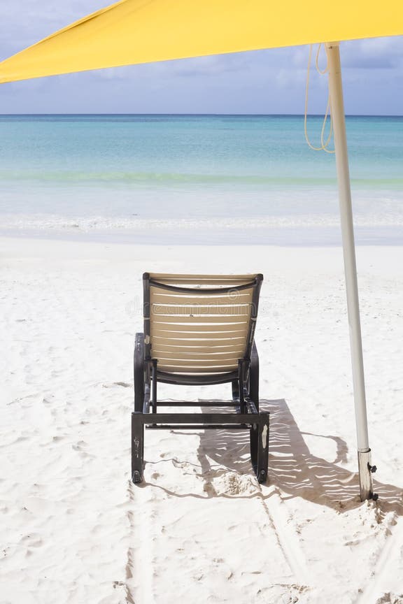 Lit pliant et parasol image stock. Image du horizontal - 95843521