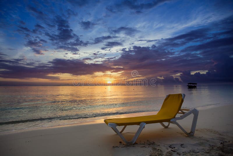 Lit Pliant Sur La Plage Au Lever De Soleil Image stock - Image du ...