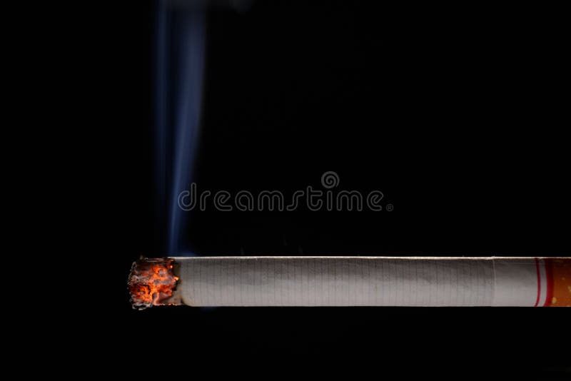 Lit En Brandende Sigaret Met Rook Stock Foto - Image of geneesmiddel ...