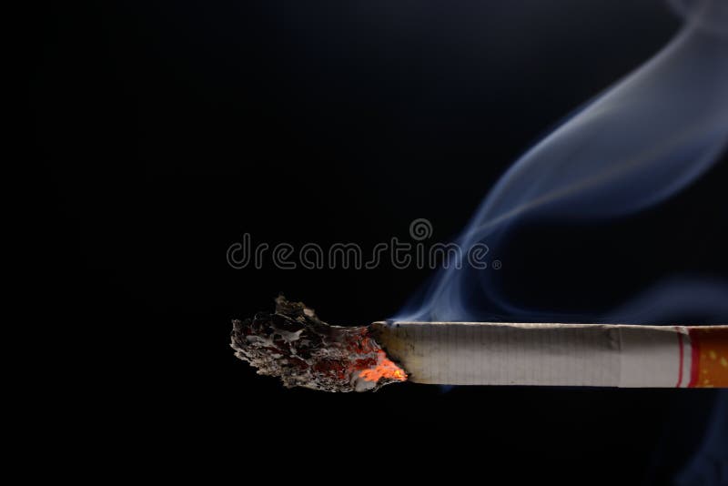 23,935 Humo Del Cigarrillo En Fondo Negro Fotos - Libres de Derechos y ...