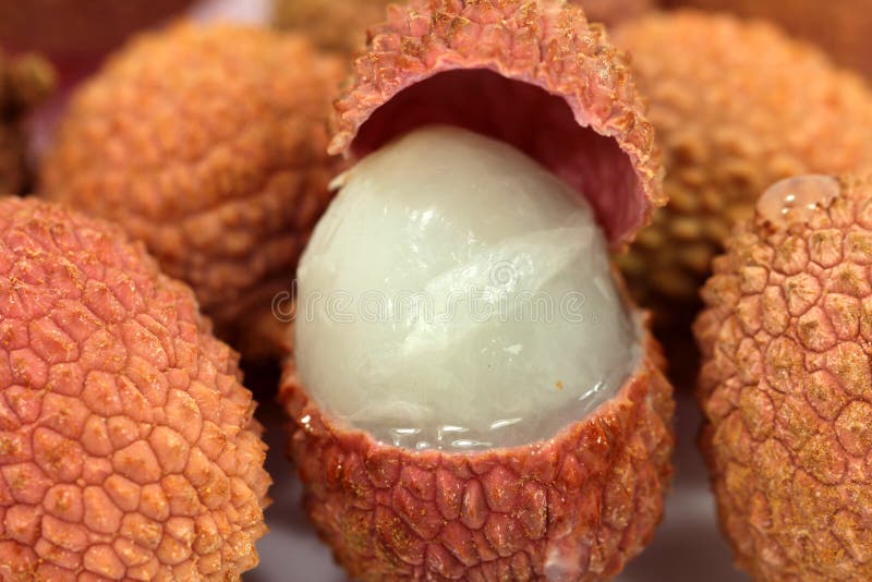 Litchi Chinois Sur Le Blanc Image stock - Image du sain, amour: 64611401