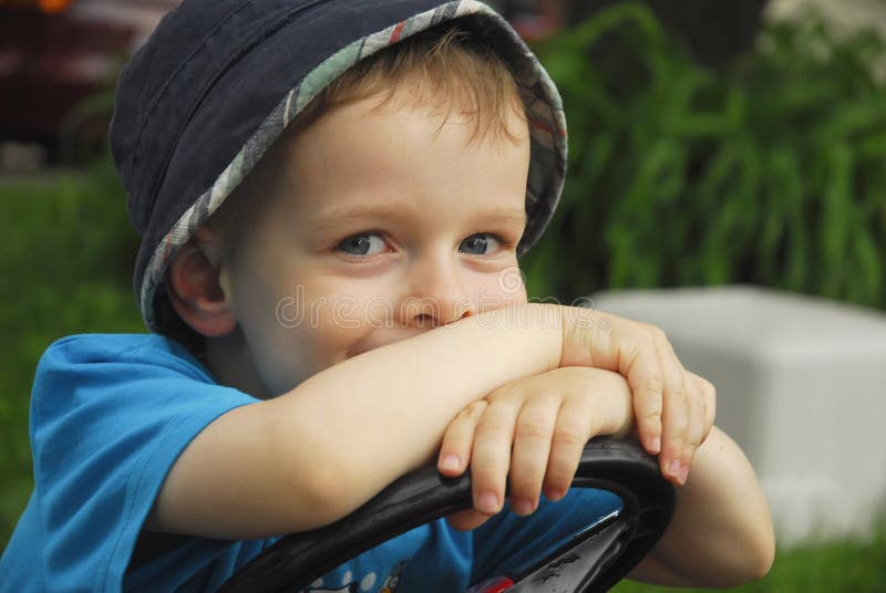 Liten busig pojke fotografering för bildbyråer. Bild av sött - 26273887