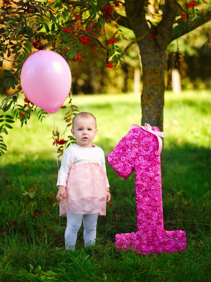 Liten Flicka Med Ballongen Och Stora Arkivfoto - Bild av rosa, barndom ...
