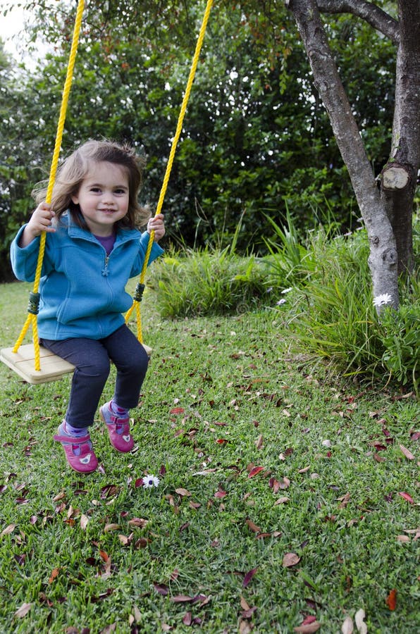 Liten flicka på en gunga arkivfoto. Bild av barndom, activatoren - 26469450