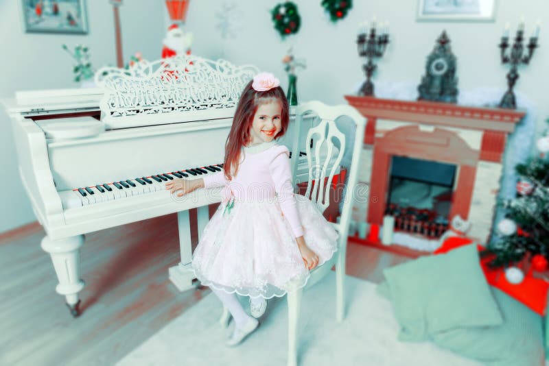 Flickan visar tumen arkivfoto. Bild av hatt, glädje, ferie - 78360488