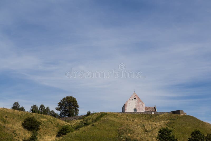 Liten kyrka på en kulle fotografering för bildbyråer. Bild av grön ...
