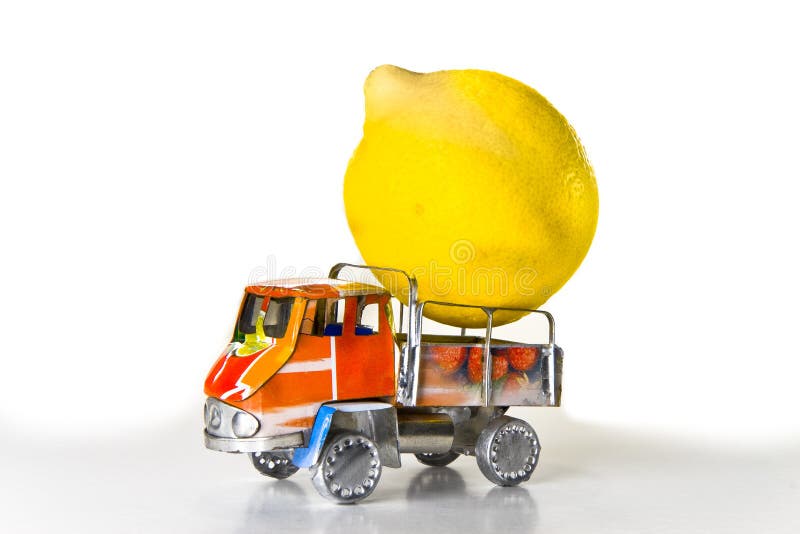 Liten Lastbil Som Laddas Med En Stor Citron Fotografering för ...
