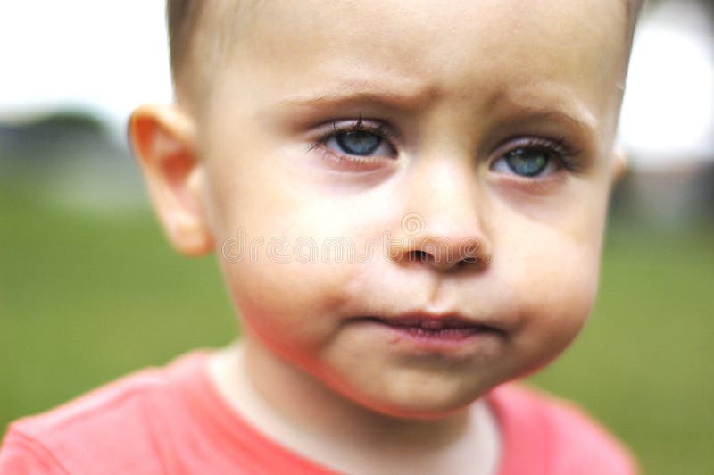 Liten ledsen pojke fotografering för bildbyråer. Bild av alon - 41662511