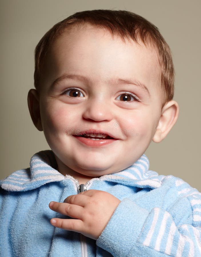 Liten pojke fotografering för bildbyråer. Bild av njutning - 13037943