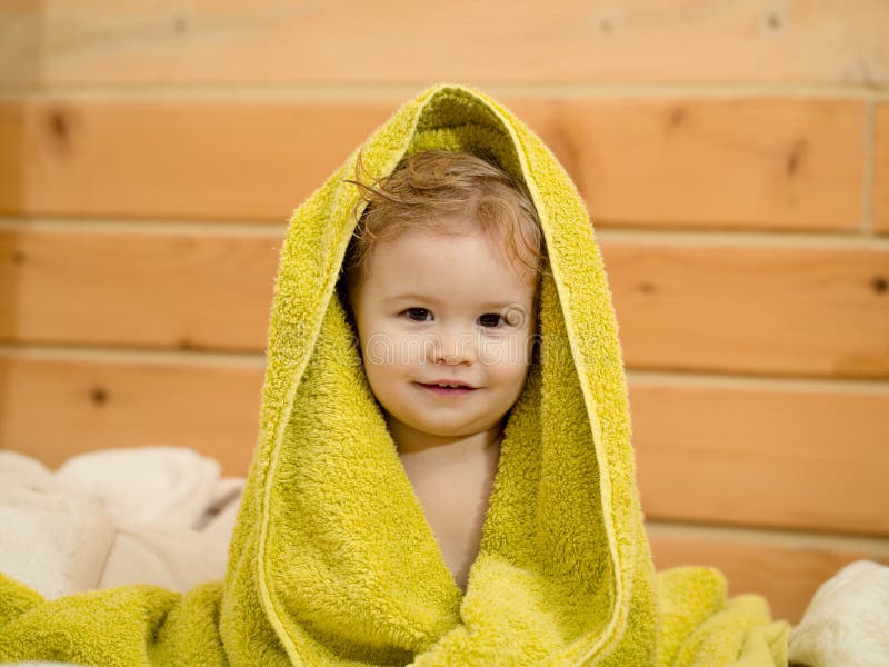 Liten pojke i handduk fotografering för bildbyråer. Bild av gladlynt ...
