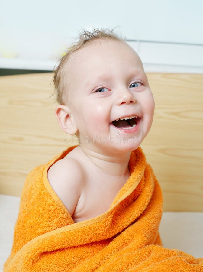 Liten Rolig Pojke Efter Dusch Arkivfoto - Bild av nytt, gulligt: 68997040