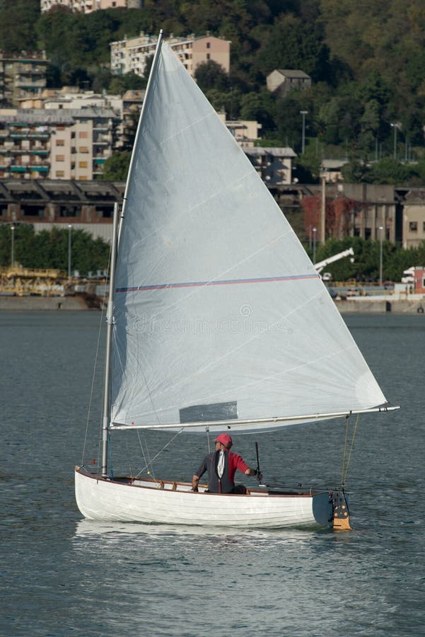 Liten segelbåt redaktionell foto. Bild av sjöman, livsstil - 46768970