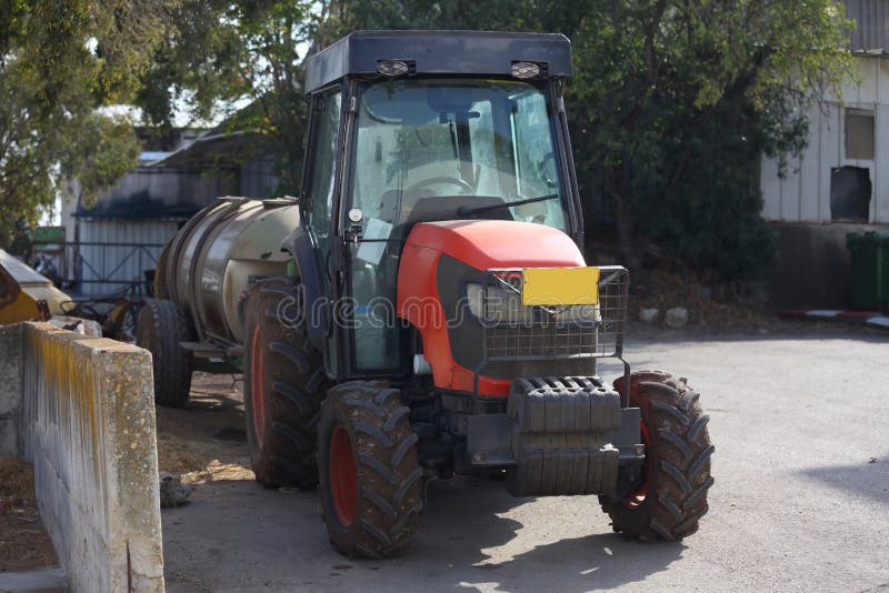 Liten traktor fotografering för bildbyråer. Bild av väg - 102340339