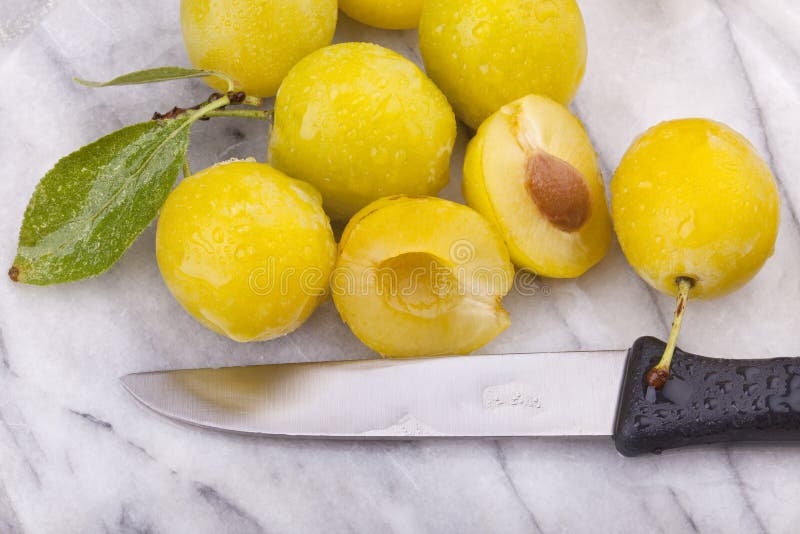 Gula Plommoner På Träbakgrund Frukter Med En Kärna Fotografering för ...