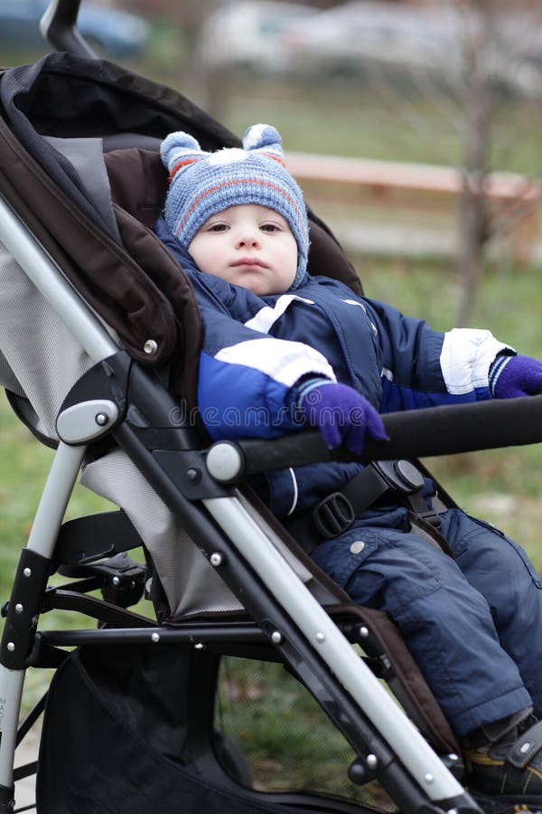 Litet barn i en stroller arkivfoto. Bild av person, plats - 29251958