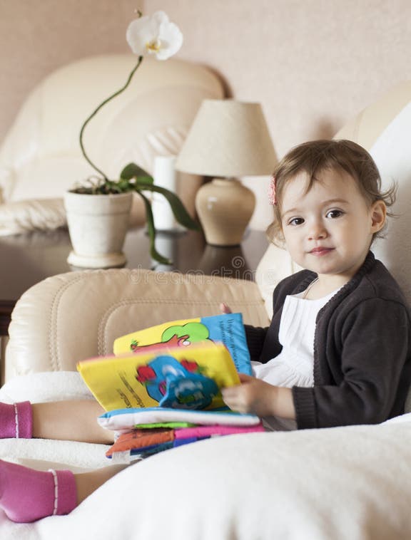 Litet barn med boken fotografering för bildbyråer. Bild av flicka ...