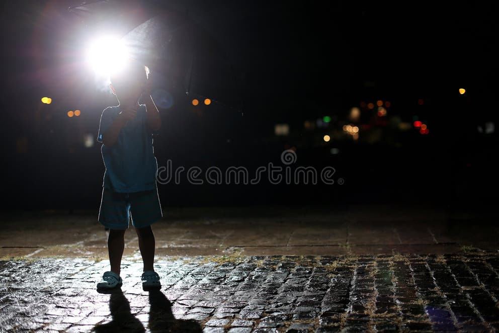 Litet barn med ett paraply fotografering för bildbyråer. Bild av kropp ...