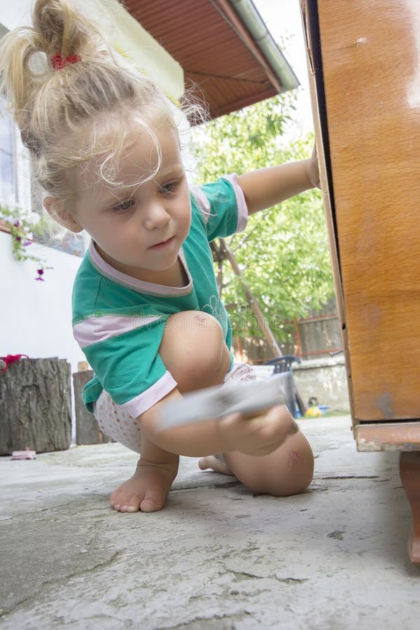 Litet barn och hammare fotografering för bildbyråer. Bild av pojke ...