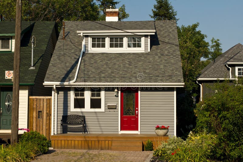 Litet Hus Med Den Röda Dörren Fotografering för Bildbyråer - Bild av ...