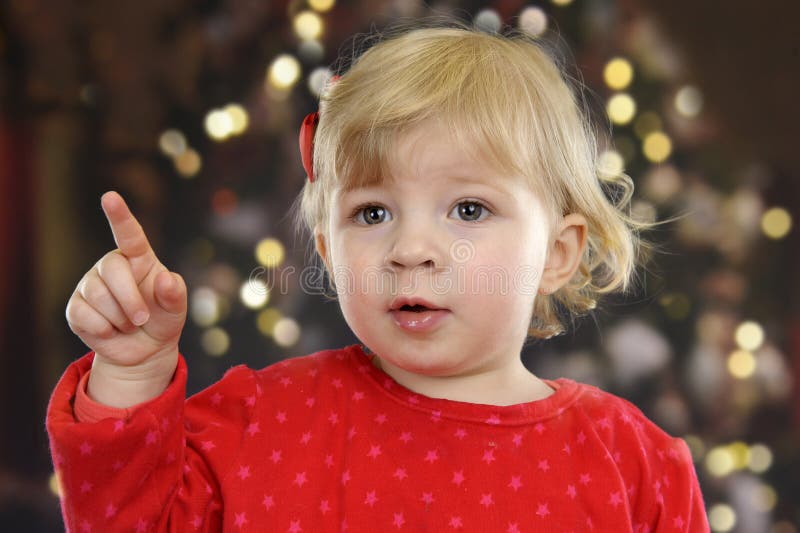 Litet Litet Barn Framme Av En Julgran Fotografering för Bildbyråer ...