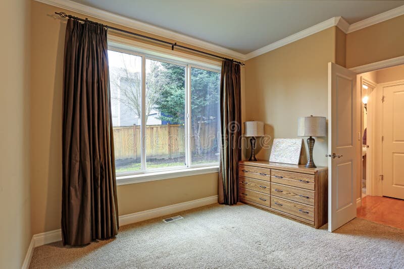 Litet Tomt Rum Med Bruna Siden- Gardiner Fotografering för Bildbyråer ...