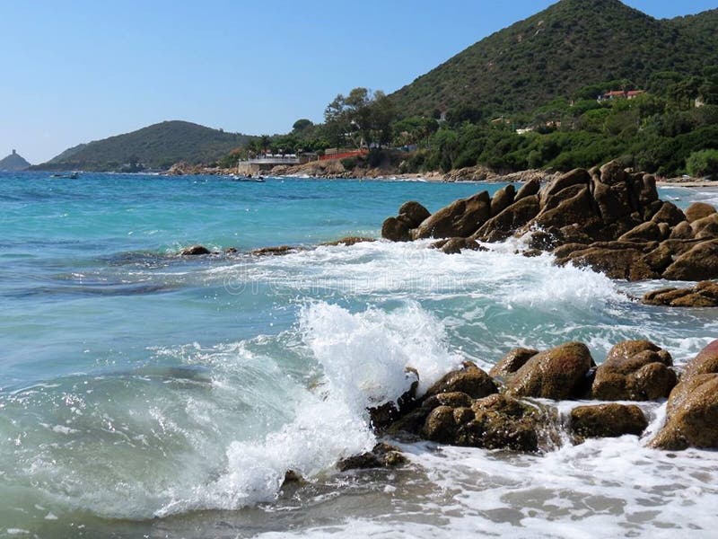 Costa rocciosa in Corsica fotografia stock. Immagine di protezione ...