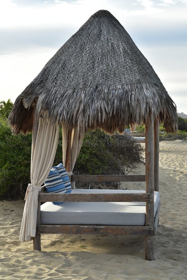 Lits De Luxe De Plage De Relaxation Dehors Photo stock - Image du ...