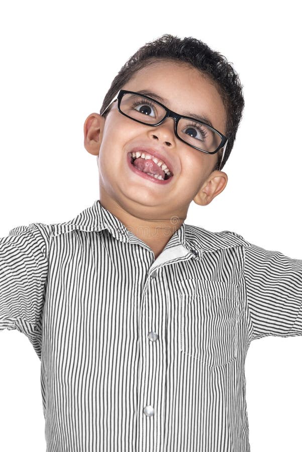 Little Boy Avec Le Visage Drôle Photo stock - Image du verticale, fond ...