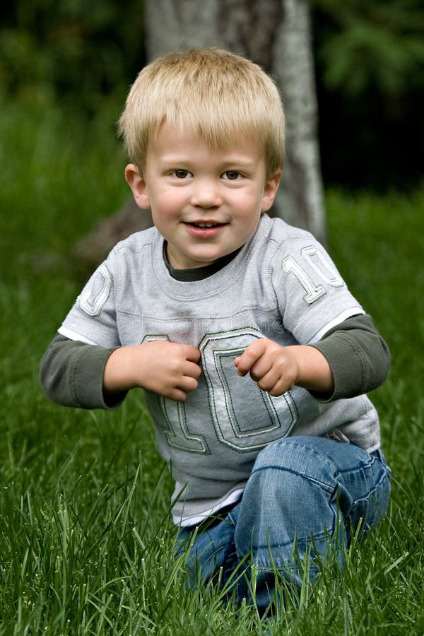 Little Boy Dat Buiten Speelt Stock Foto - Image of jong, boom: 13989894