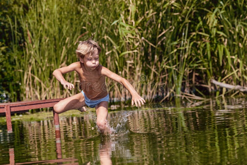 Little Boy Que Salta No Rio Foto de Stock - Imagem de estudante, nadada ...