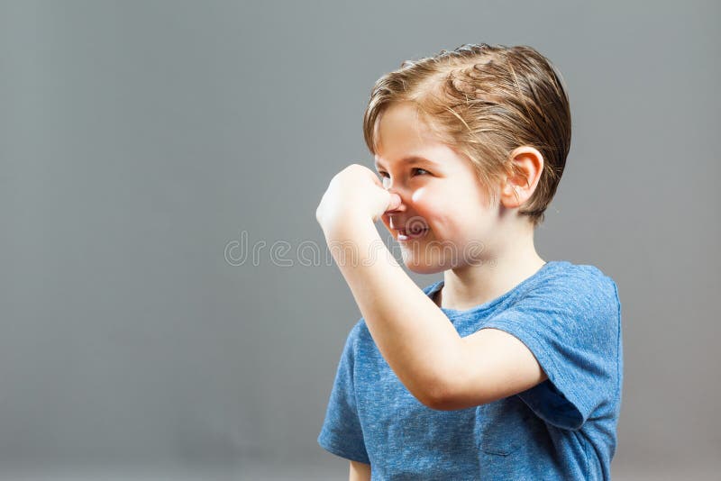 Little Boy-Uitdrukkingen - Somethig Stinkt Stock Afbeelding - Image of ...