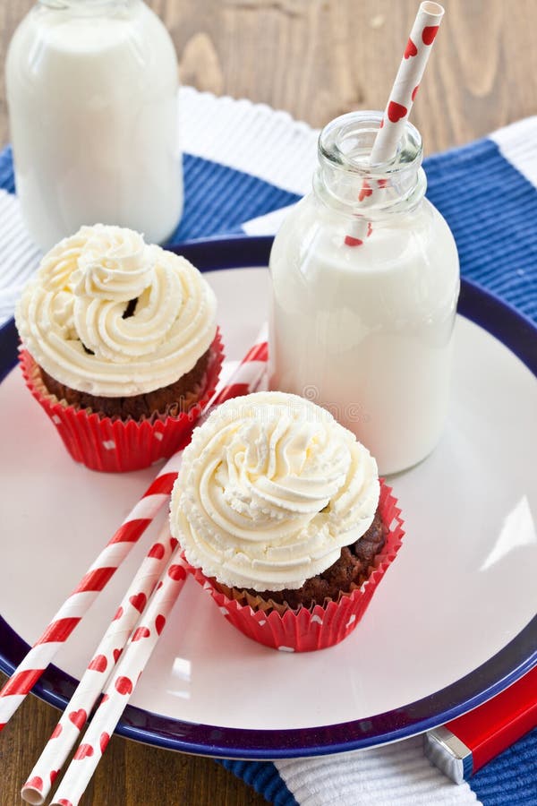 Little Cupcakes with Frosting Stock Image - Image of baked, copy: 41902385