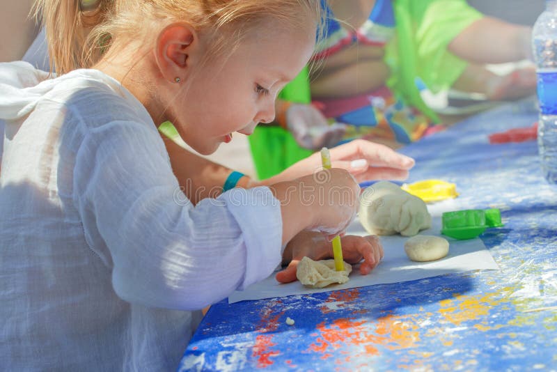 Little Girl Die Zich Bezighoudt Met Het Modelleren Van Plastic Stock ... Little Girl Die Zich Bezighoudt Met Het Modelleren Van Plastic Stock ...