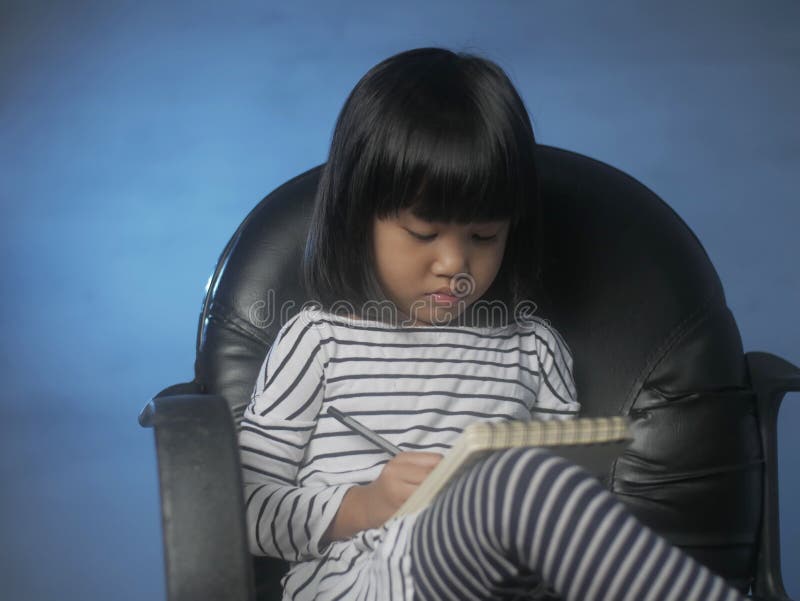 Little Girl Writing on Notepad Stock Photo - Image of learning, girl ...