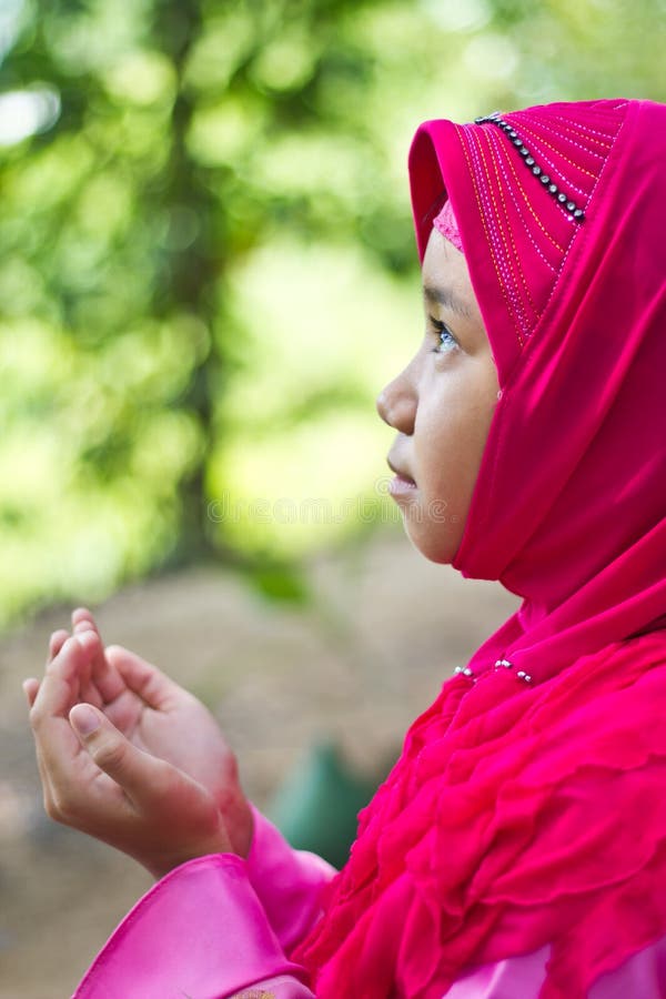 Little Muslim girl praying stock image. Image of thai - 26421287