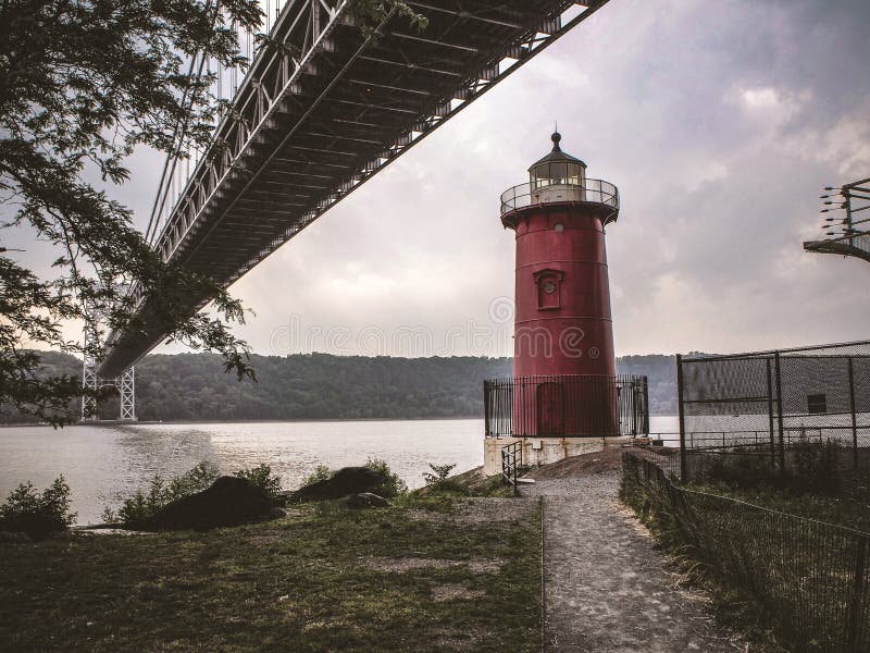 The Little Red Lighthouse and George Washinton Bridge Stock Photo ...