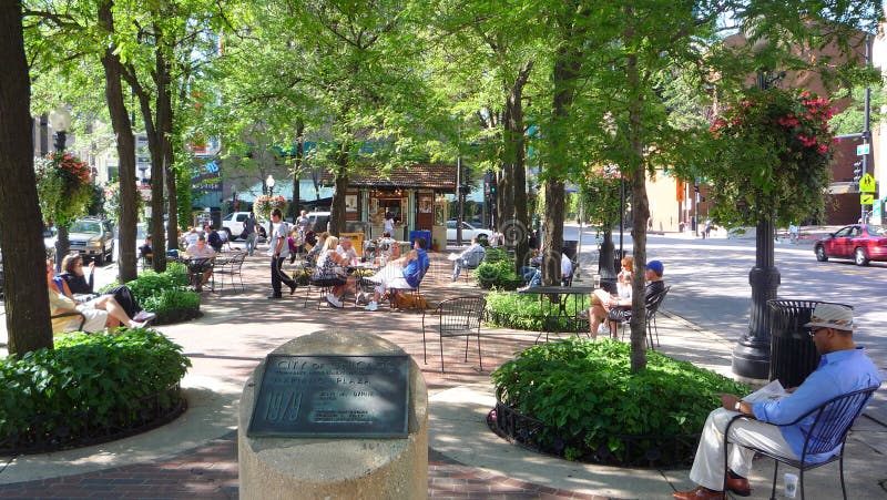 Little Square in Chicago editorial photo. Image of newspapers - 18110361