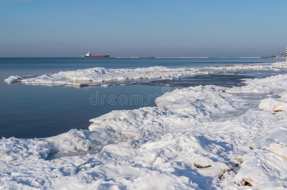 Littoral gelé image stock. Image du bleu, rivage, littoral - 29477073