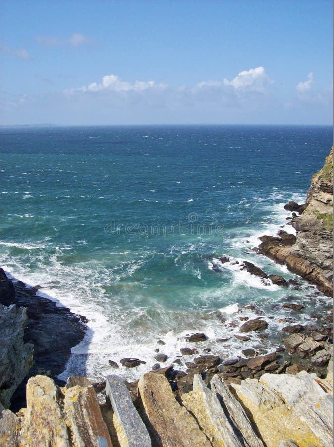 Littoral rocheux image stock. Image du été, clair, fleurs - 53465661