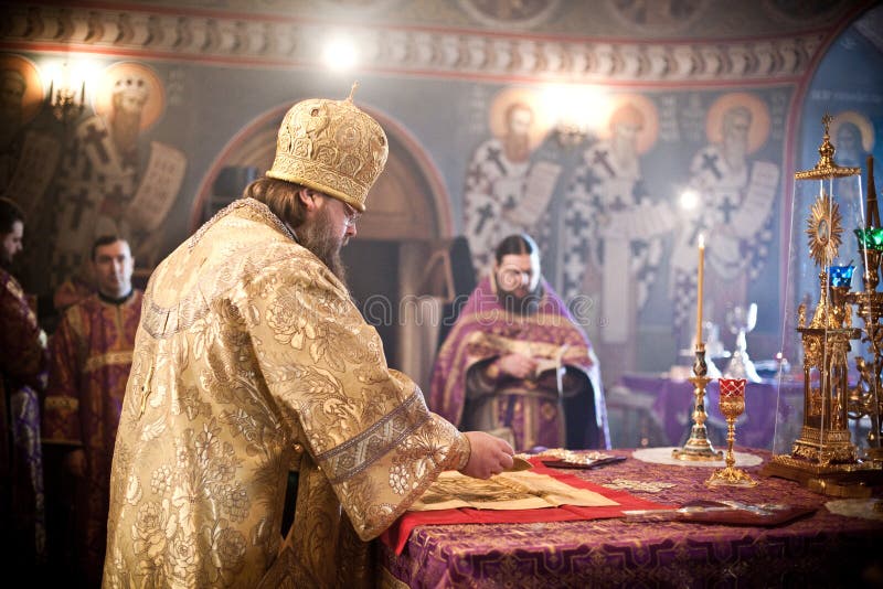 Liturgia Ortodoxo Com Bishop Mercury Em Moscovo Fotografia Editorial ...