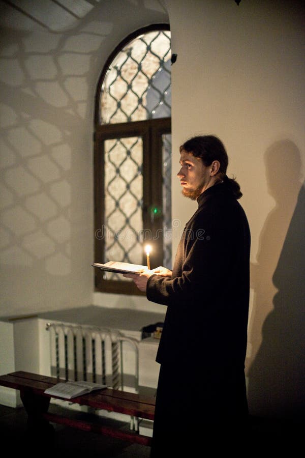 Liturgia Ortodoxo Com Bishop Mercury Em Moscovo Foto de Stock Editorial ...