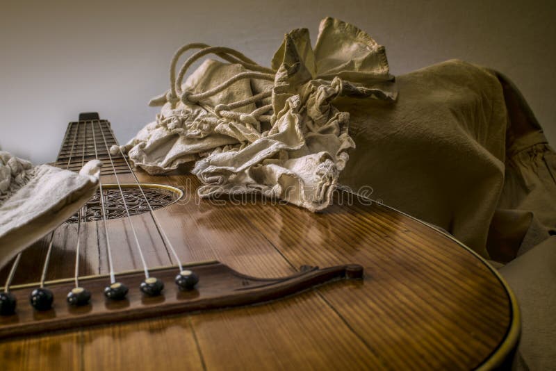 Liuto Oud, Chitarra E Camicia Barocca Rustica Bianca Fotografia Stock ...