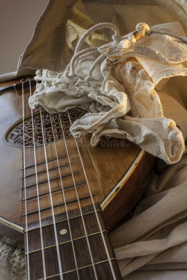 Liuto Della Chitarra Di Oud E Camicia Barrocco Rustica Bianca ...
