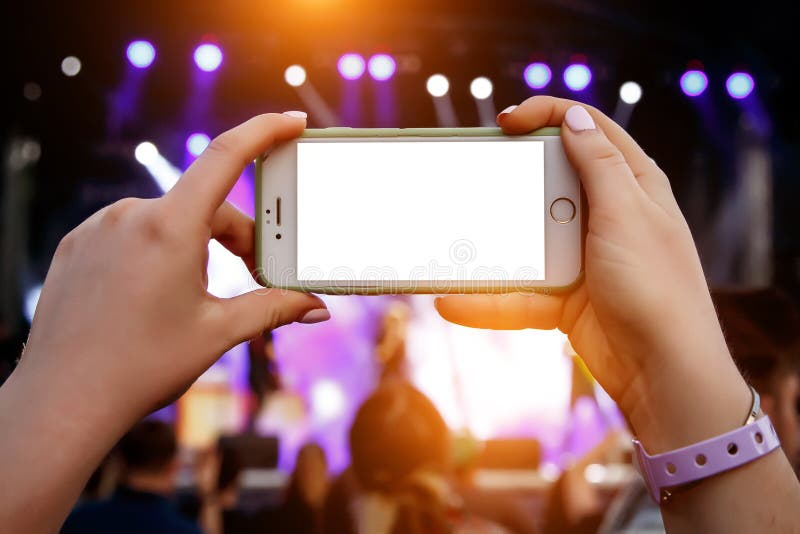 Live Stream for Social Networks at a Concert. Using a Smartphone Camera ...