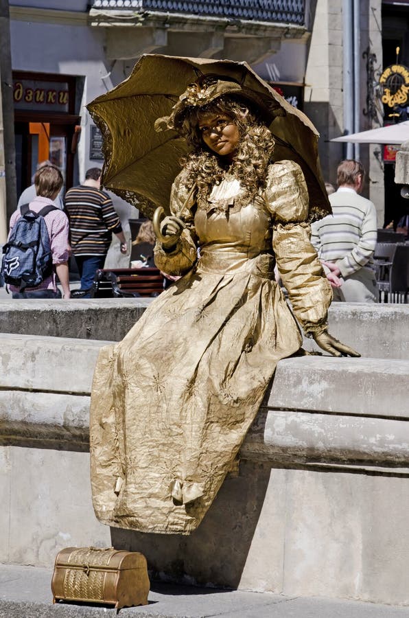Living Statue - Girl with a Fan Editorial Stock Image - Image of ...