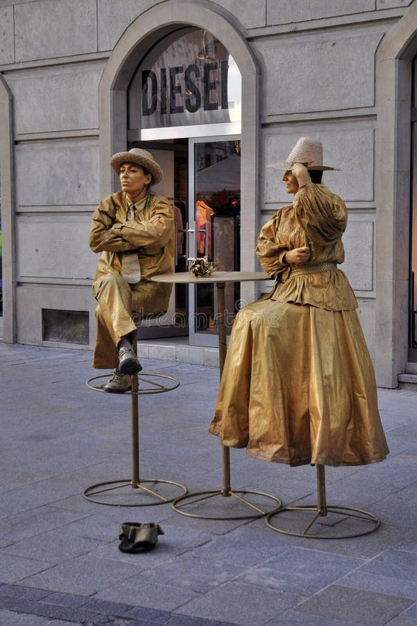 A living statue in Krakow editorial photo. Image of performer - 40670281